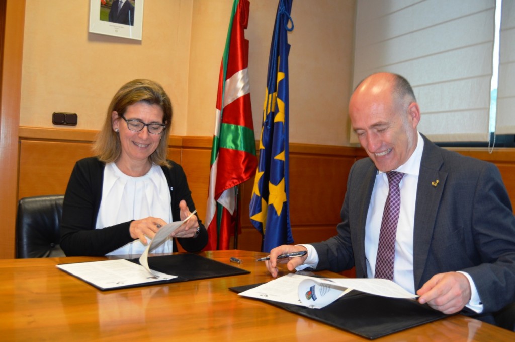 La Sailburu Ana Oregi y el rector Iñaki Goirizelaia firman el convenio ...